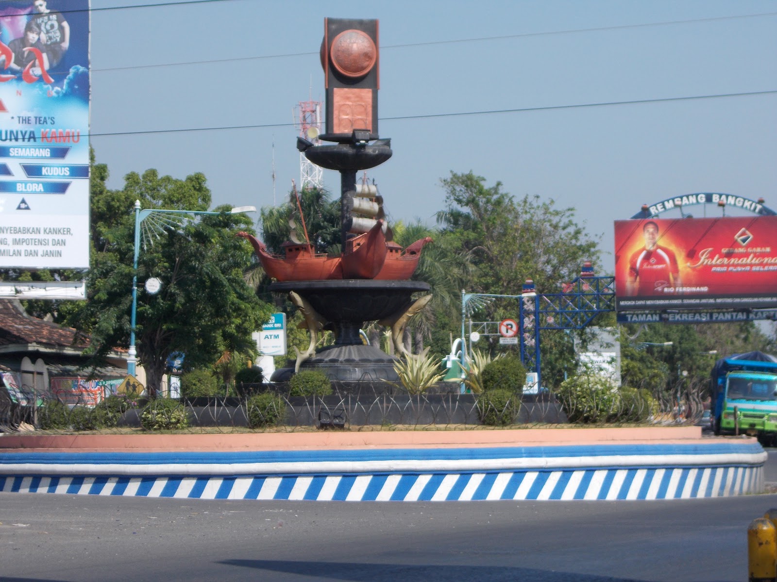 Dampo Awang Beach (Taman Rekreasi Pantai Kartini Rembang ) | Galeri ...