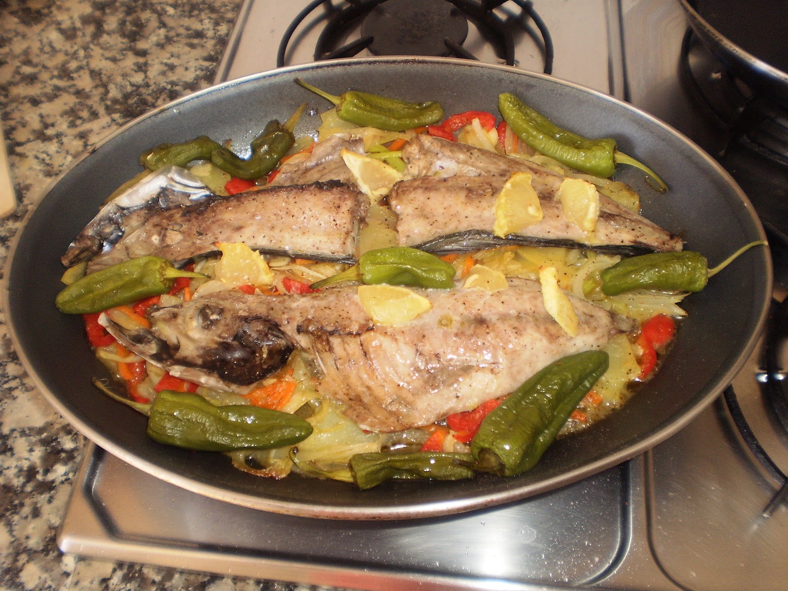 COCINA SIN TONTERIAS: Chicharro al horno con verduras
