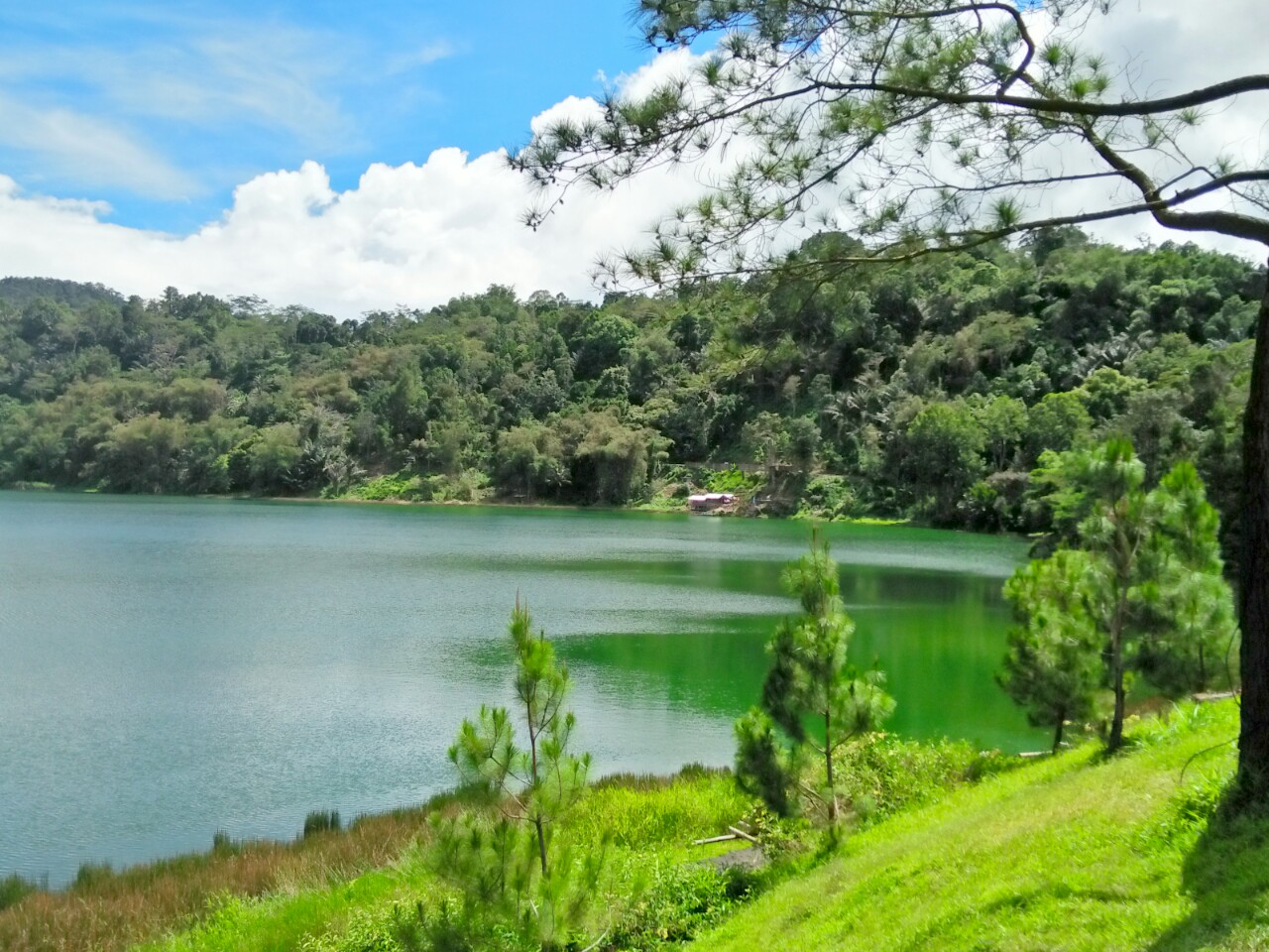 Cantiknya danau Linow, danau tiga warna dari Sulawesi Utara | Important ...