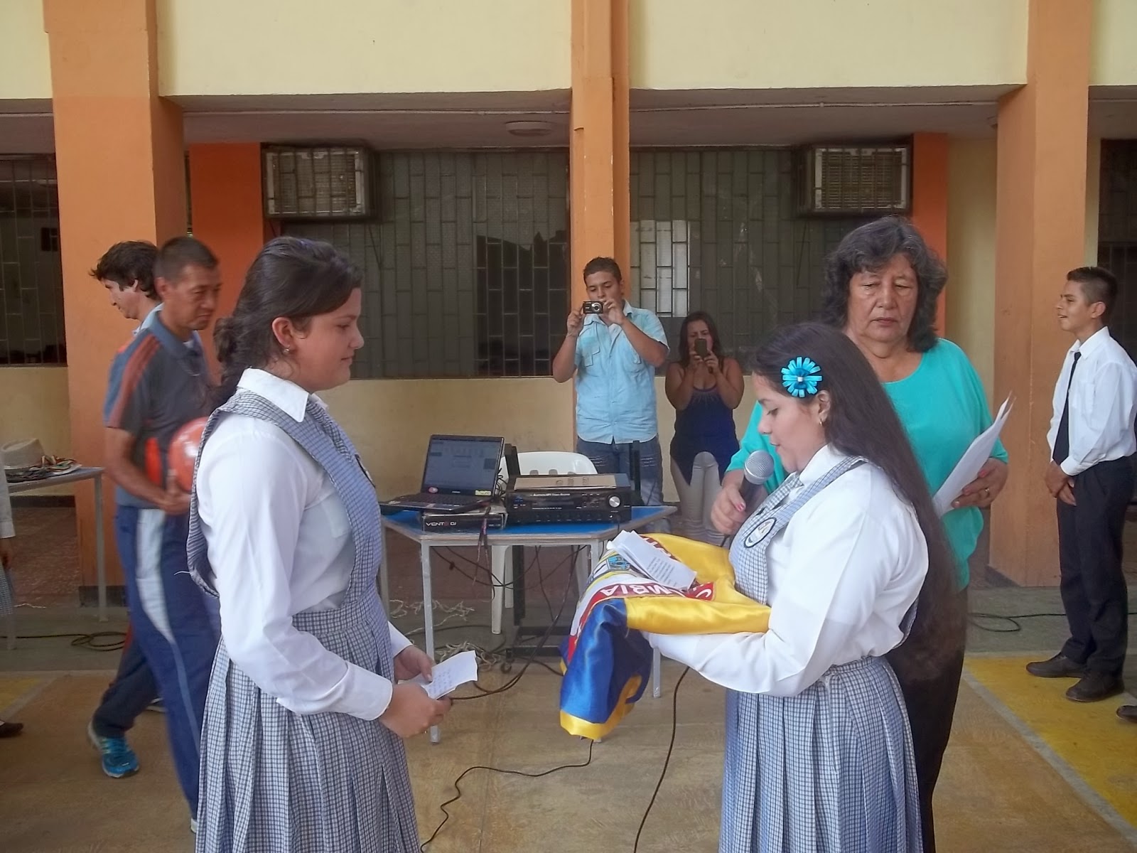 Puerto Bogotá Hoy1: Entrega de simbolos (Grado 11 a los Grados 10)