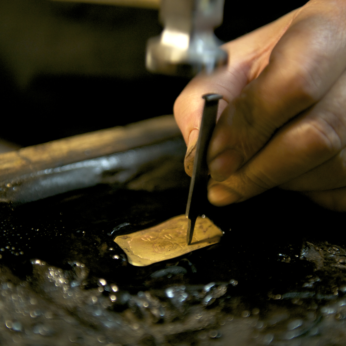 come nascono i gioielli tra racconti e reportage ...: Il cesello ...