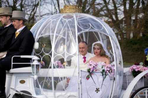 Everard Cunion : Pria Yang Menikahi Boneka | Nine Lounge