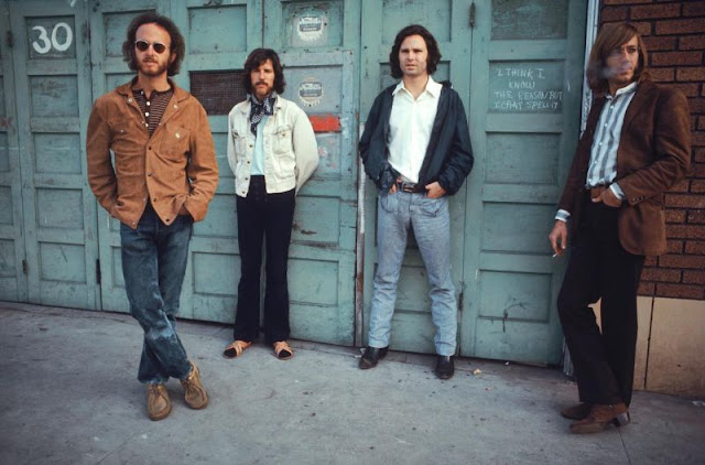 30 Rare Behind the Scenes Photographs From the Morrison Hotel's Album ...