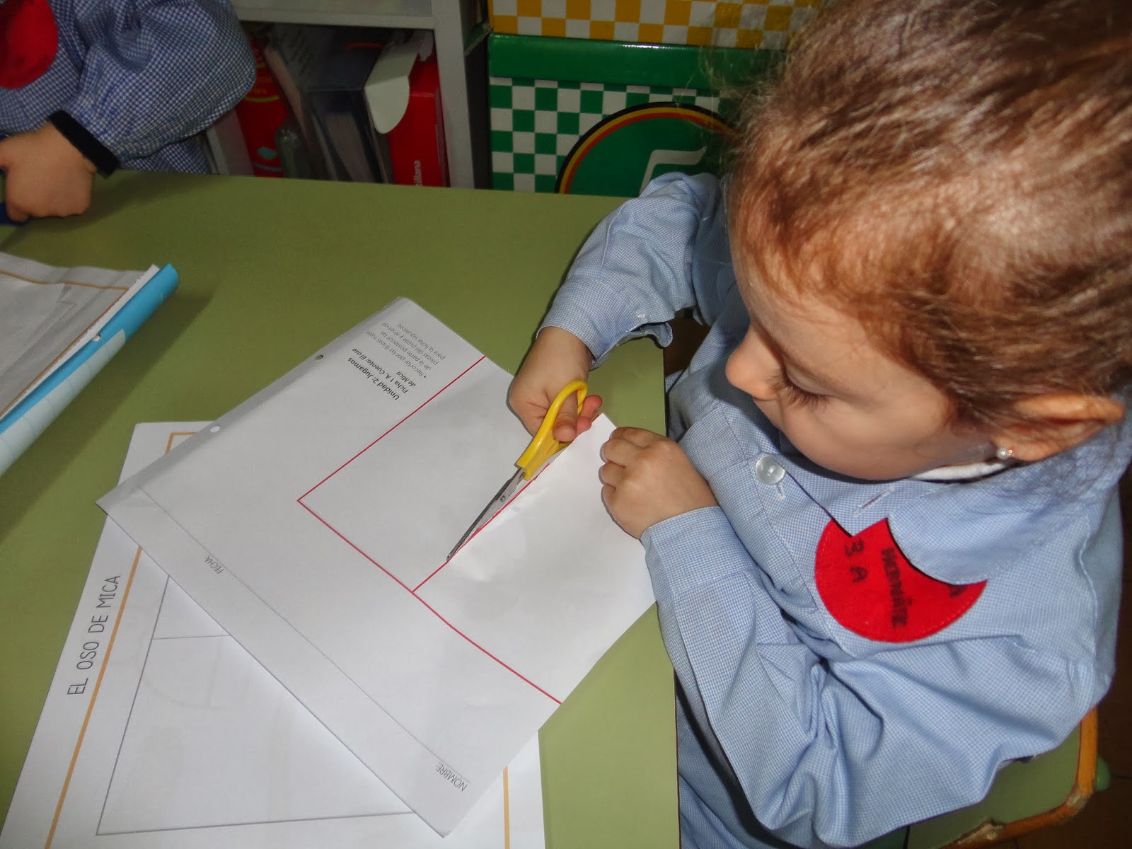 Arias Montano Infantil: RECORTANDO CON TIJERAS 3añosA