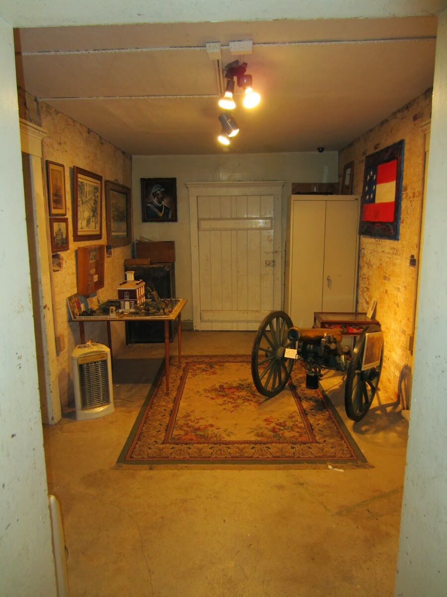 Bird's Yellow House: Antebellum Octagon Hall