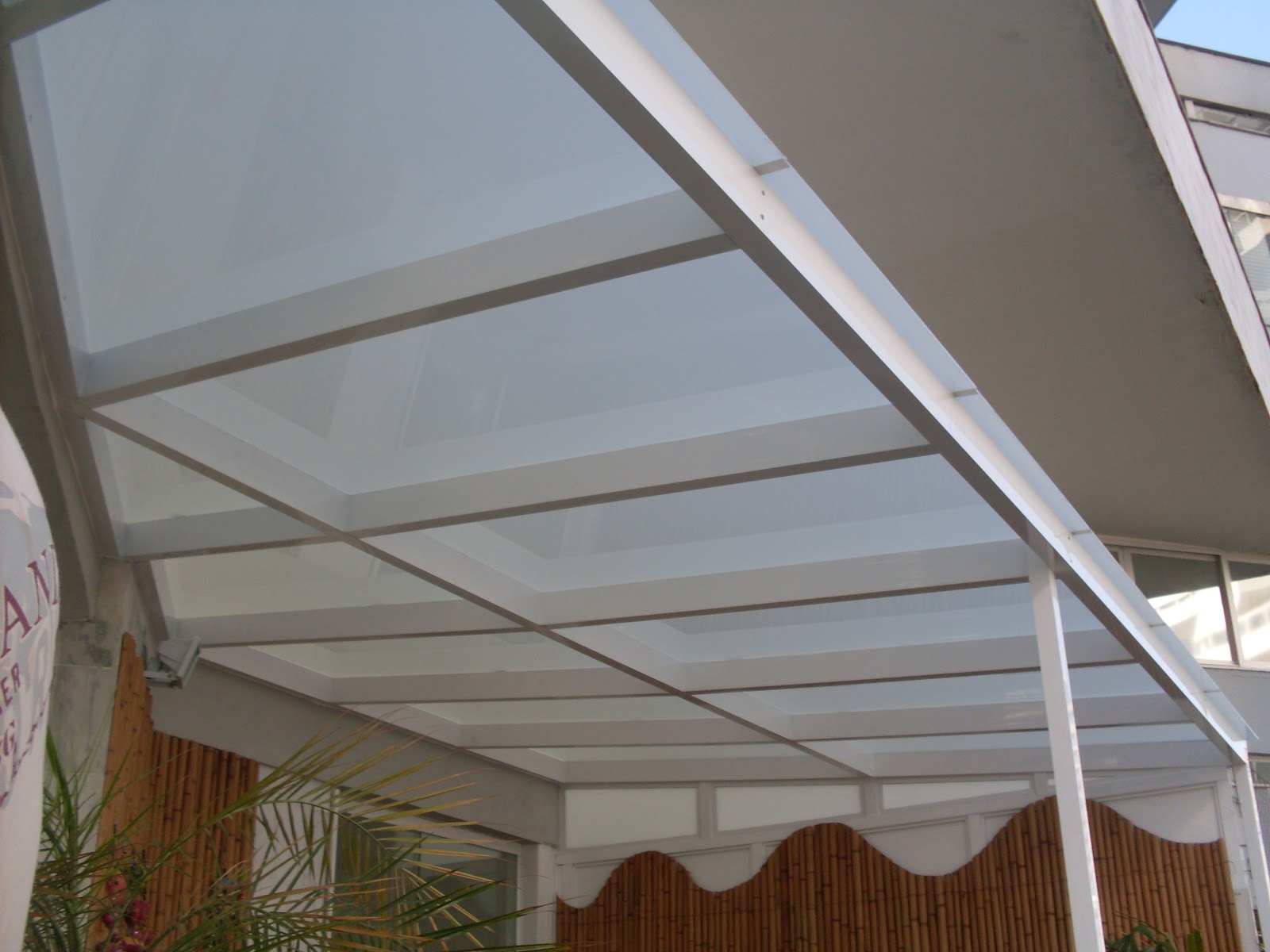 Enzo Vidraçaria e Serralheria: Clarabóia em Vidro Laminado Opaco