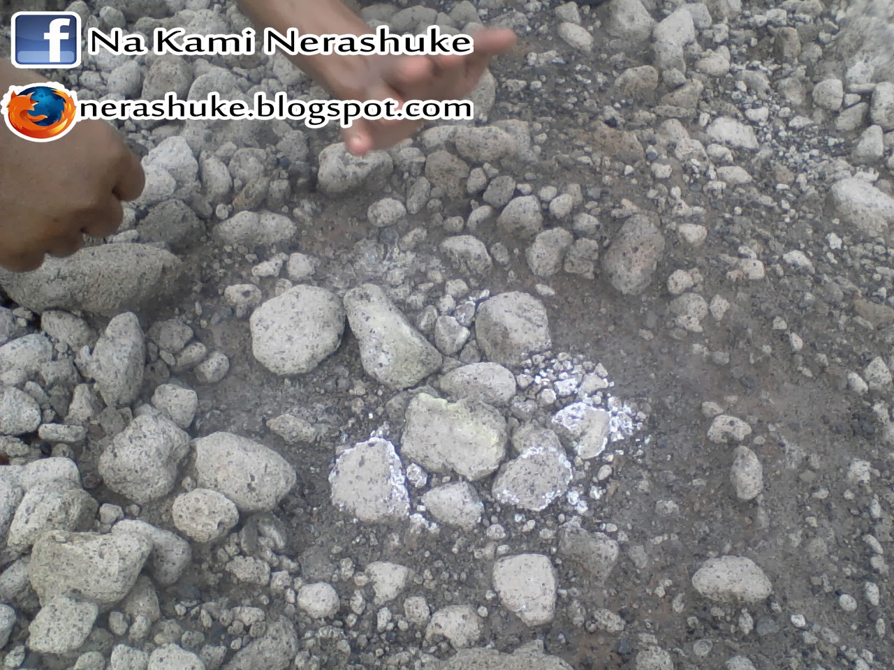 DOKUMENTASI BATU-BATU VULKANIK GUNUNG KELUD YANG MENGGUNUNG DI DEKAT ...