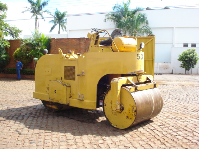 Rolo Compressor - RT 62 Hidrostático: equipamentos para construção civil