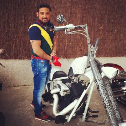 TT Motor A.Ş.: St Tropez'de Tarhan Telli motoruna binmeye hazırlanırken.