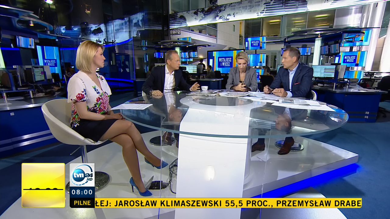 JUSTYNA KOSELA W CIELISTYCH RAJSTOPACH I W BŁĘKITNYCH SZPILKACH