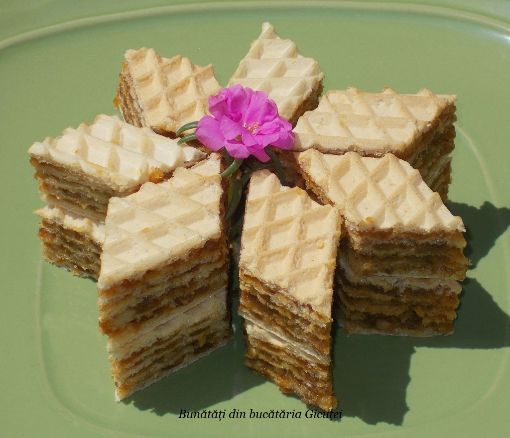 Prajitura cu foi de napolitana, nuca si rahat - Bunătăți din bucătăria ...