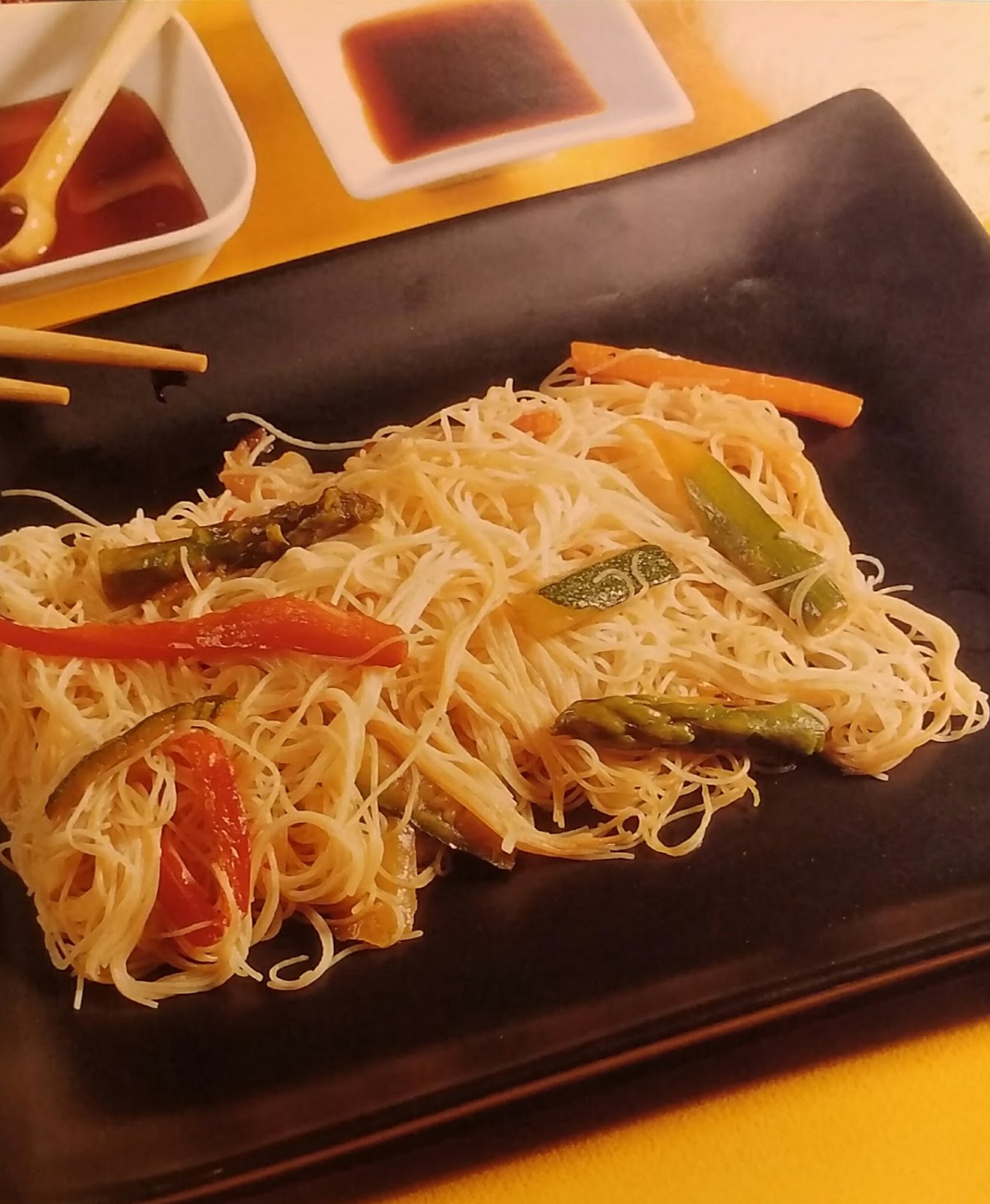 Receta: Fideos de arroz con verduras y salsa de soja | Les y otras hierbas