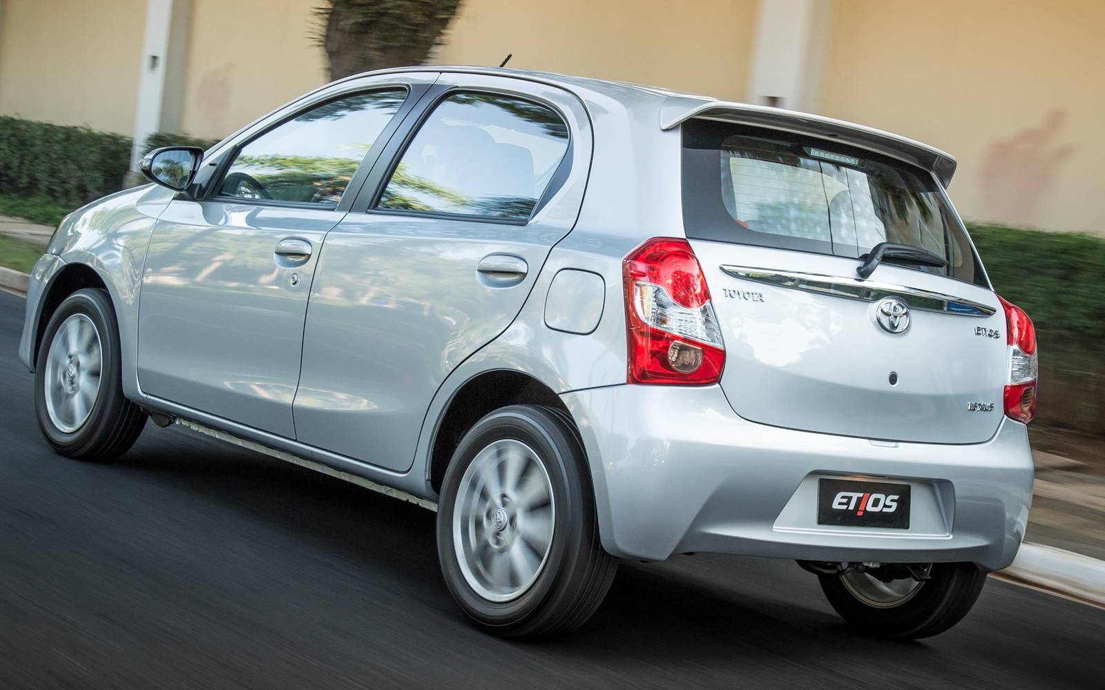 Novo Toyota Etios Automático 2017: preços; especificações