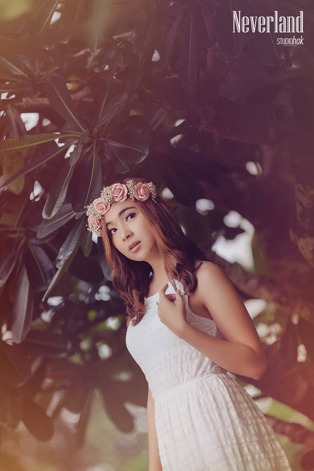 Myanmar Celebrities: Beautiful Outdoor Photo- Chit Thu Wai