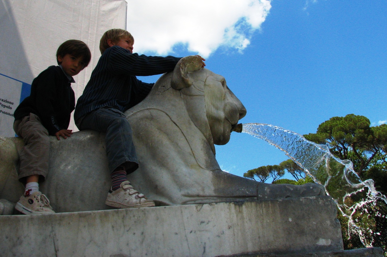 A Born Again Roman: Ragazzi e fontana