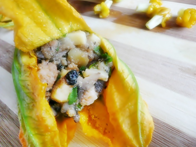 Angel's food: Flori de dovlecei umplute si apoi prajite