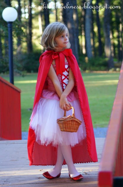 A Little Loveliness: Little Red Riding Hood: A Story in Pictures