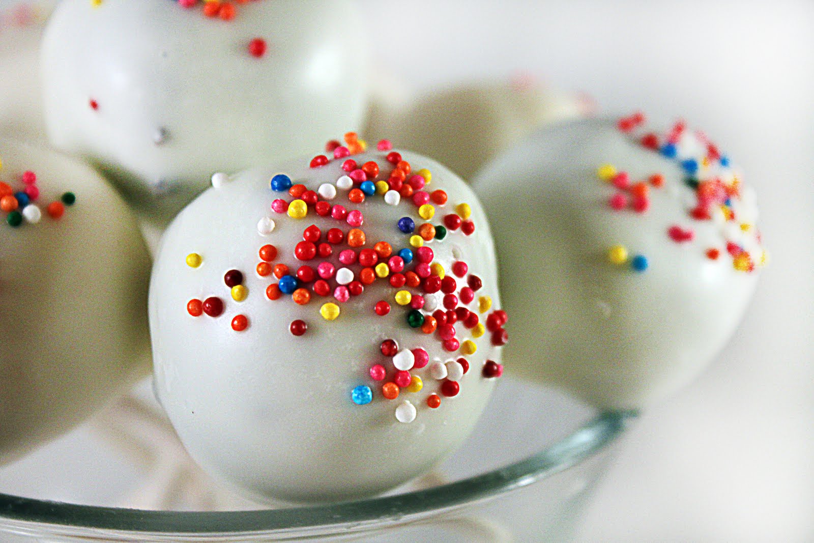 Ingredients of a 20something: Celebration summer: cake pops, strawberry ...