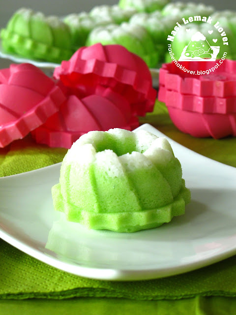 Nasi Lemak Lover: Puteri Ayu (steamed mini pandan sponge cake) , launch ...