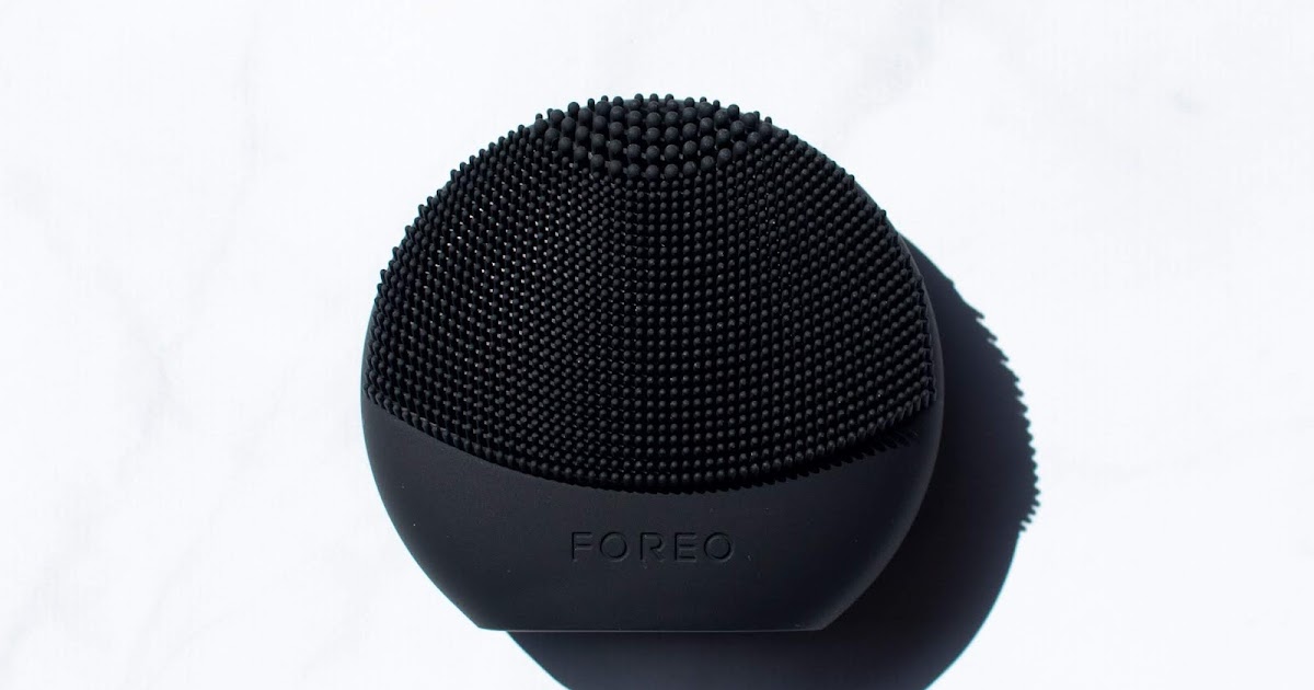 Foreo LUNA Play Plus Facial Cleansing Brush Review - Portrait of Mai
