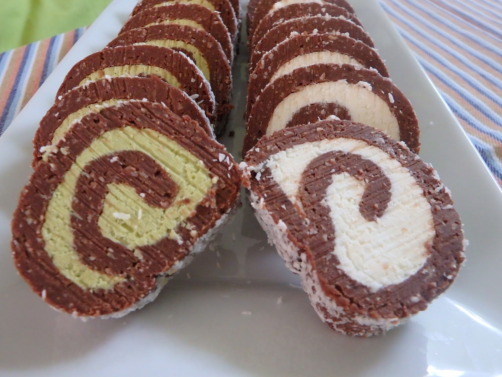 Zsuzsa ízutazásai.: Kókuszos-matchateás keksztekercs