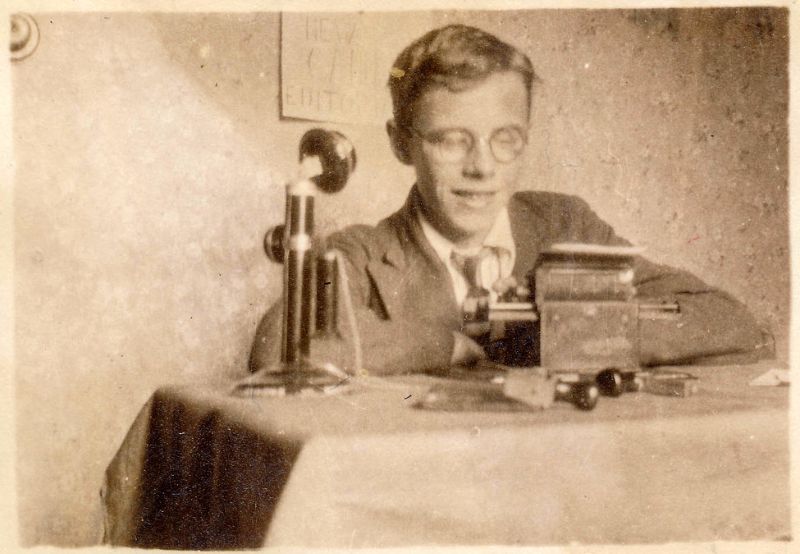 100 Years Before the Smartphone: 40 Photos of People Talking on ...