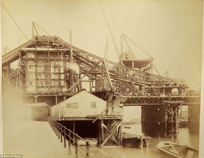 AS THEY WERE: PICTURES OF THE TOWER BRIDGE DURING CONSTRUCTION 1892