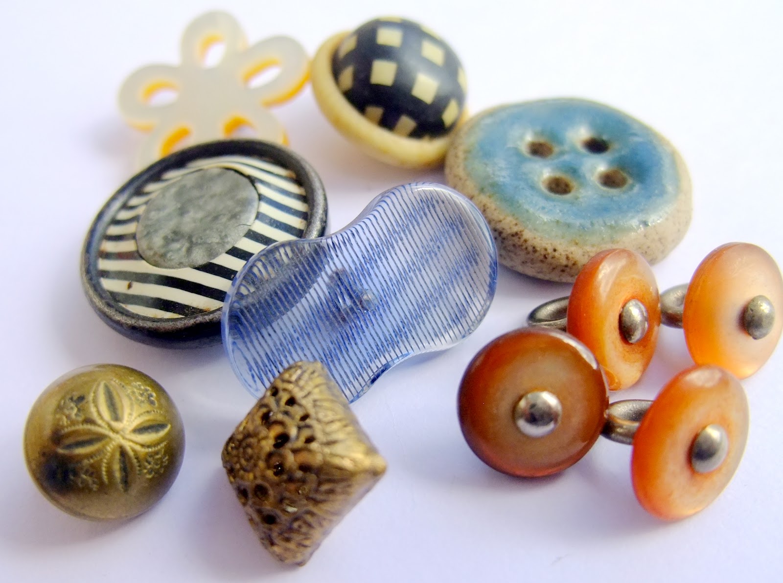 Creative Arty Facts...: ... button blog hop