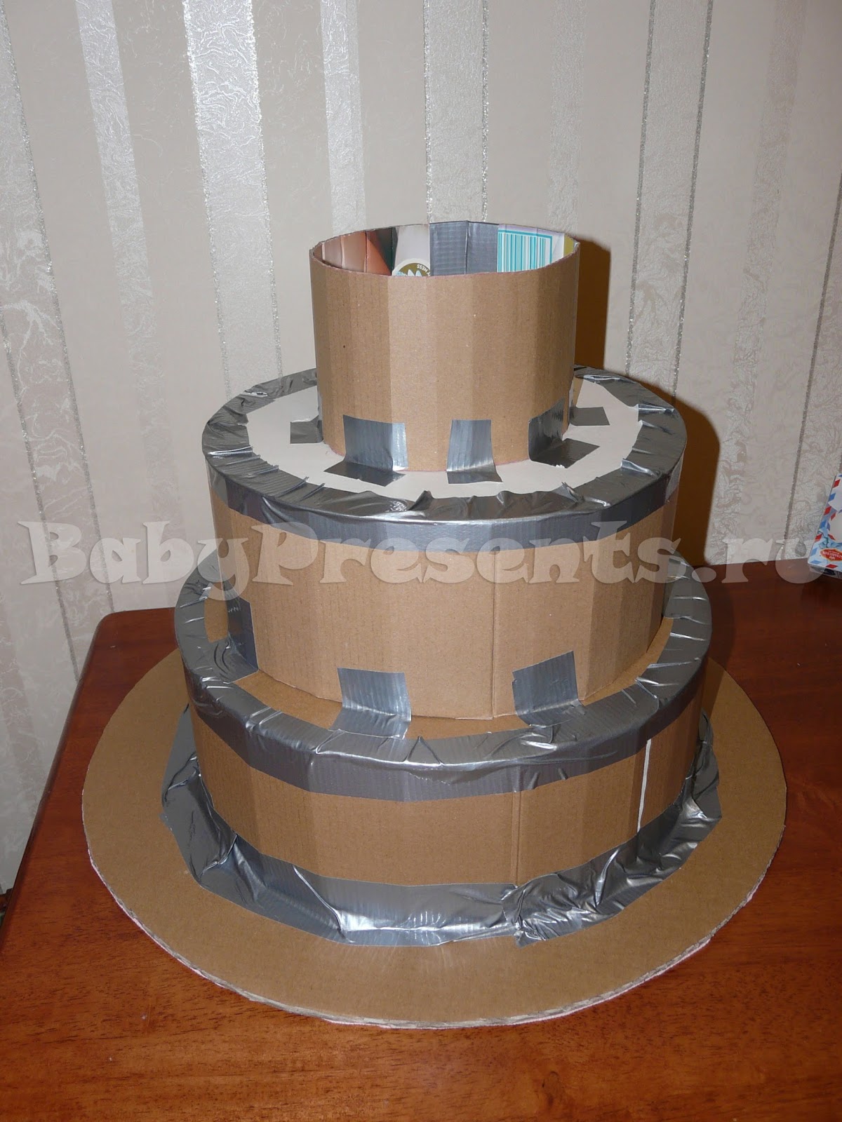 Aprende cómo hacer un pastel de regalo con cajas de jugo y dulces ...