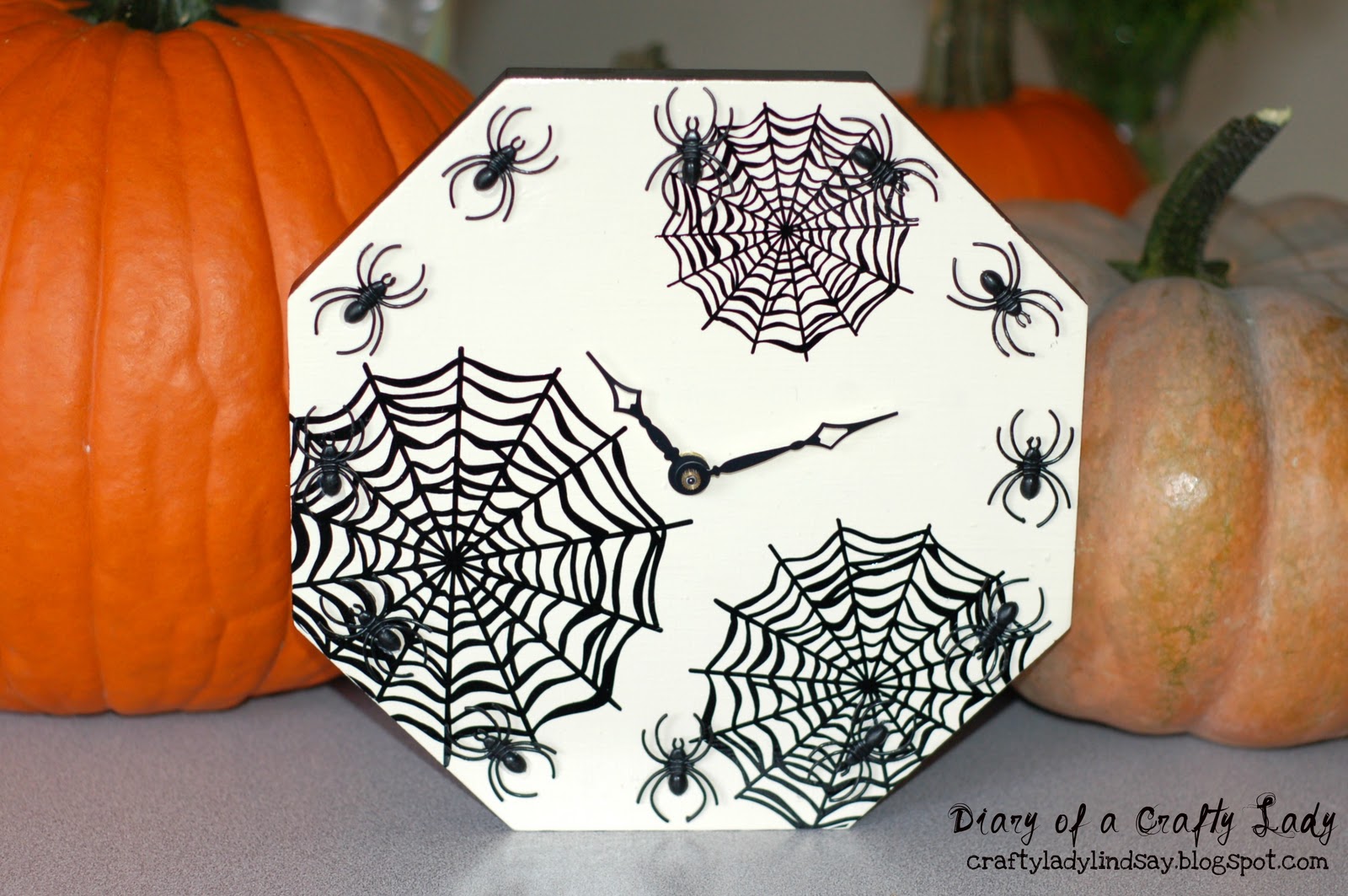 Diary of a Crafty Lady: Halloween Spider Clock
