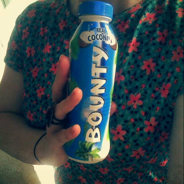 LaTRISHA REVIEWS IT ALL: BOUNTY MILKSHAKE