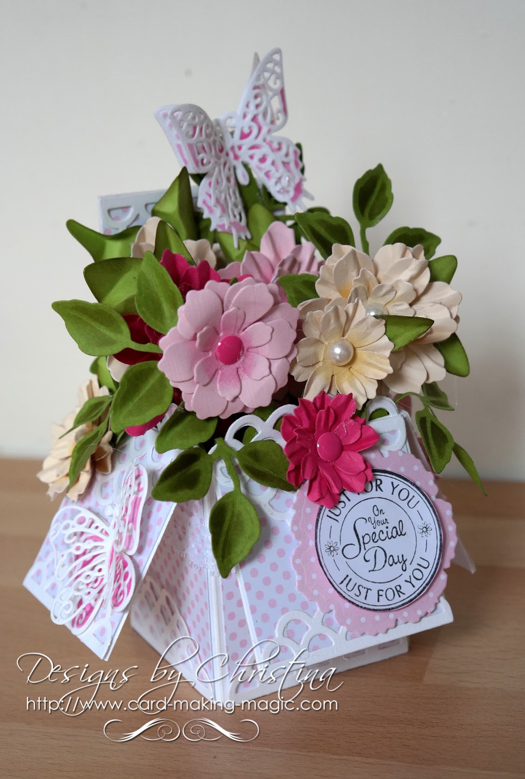 Flowers, Ribbons and Pearls: Tuesday Tutorial - Scalloped Pop Up Box