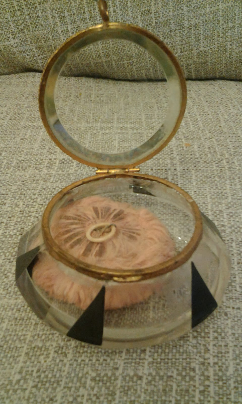 Antigüedades y todo lo demás: Antigua polvera de cristal