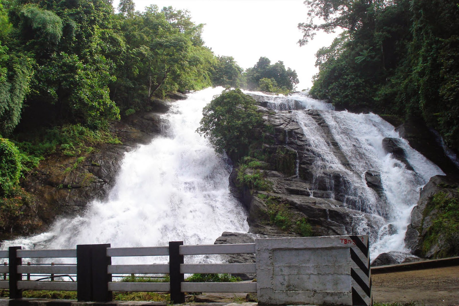explorerkerala.com: Kerala tourism attraction: Charpa waterfalls ...