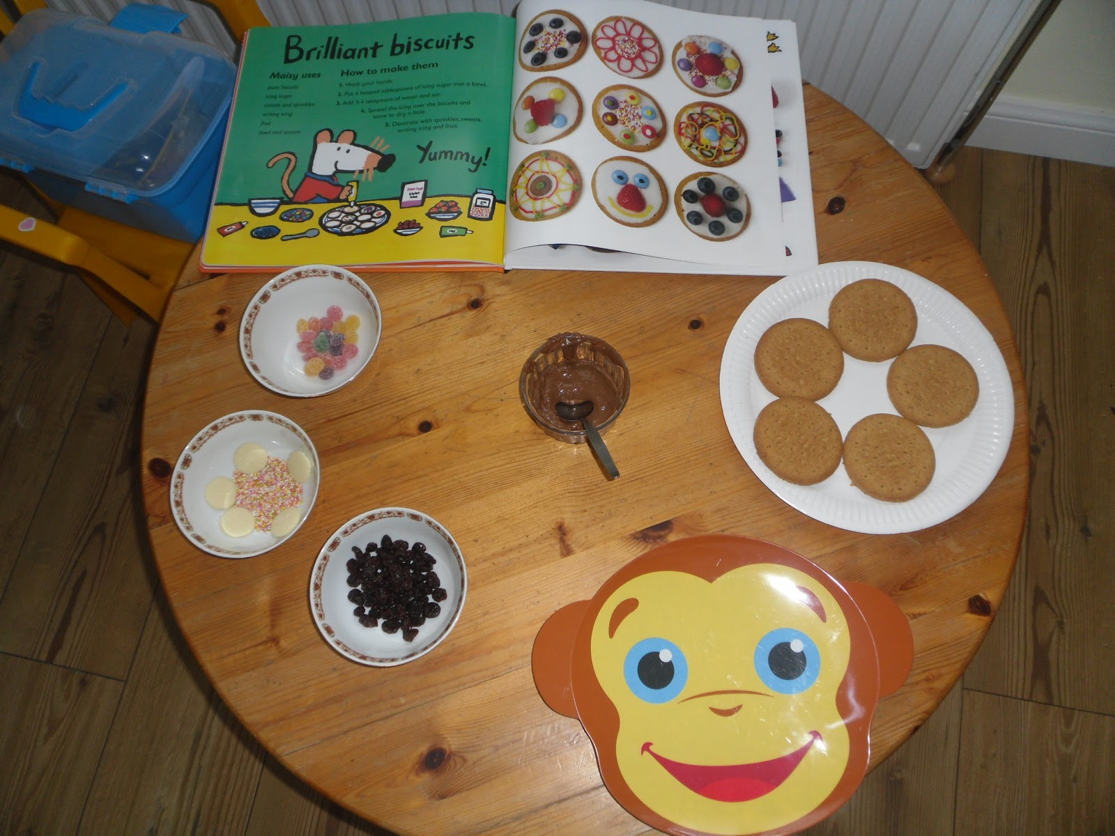 Poppet and Little: Decorating Digestives