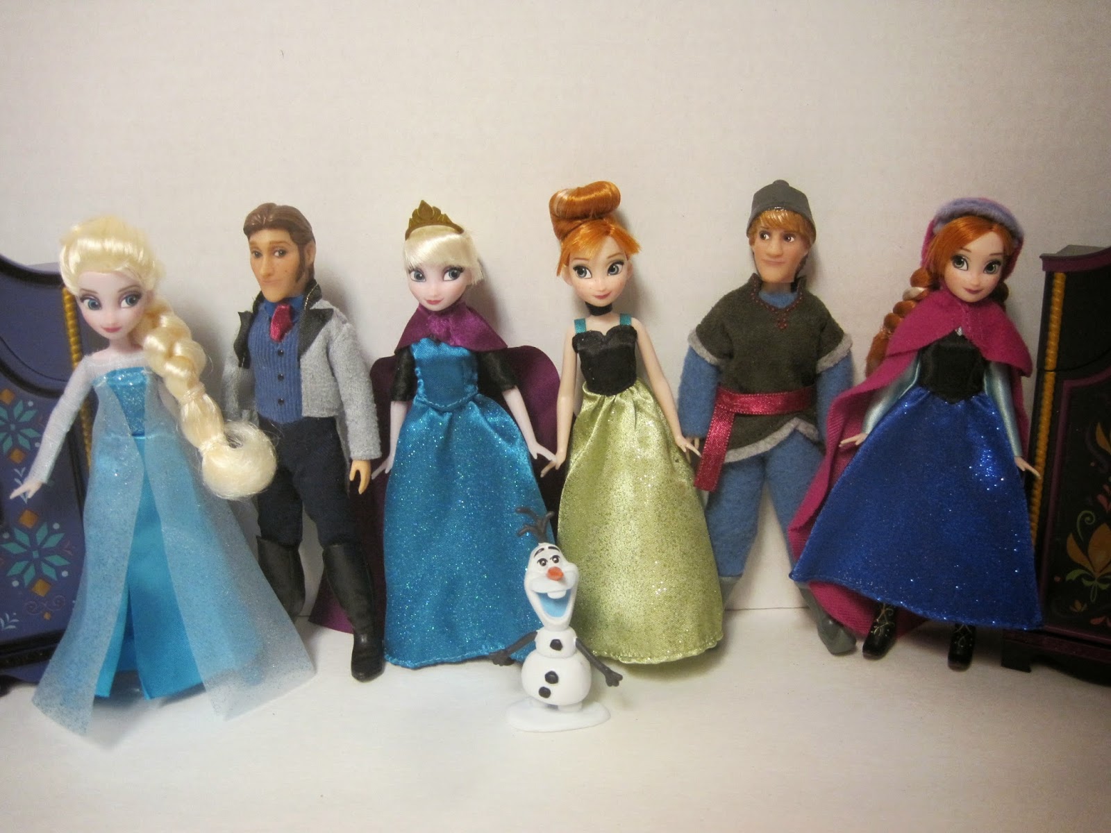 Never Grow Up: A Mom's Guide to Dolls and More: Frozen Mini Doll Set Review