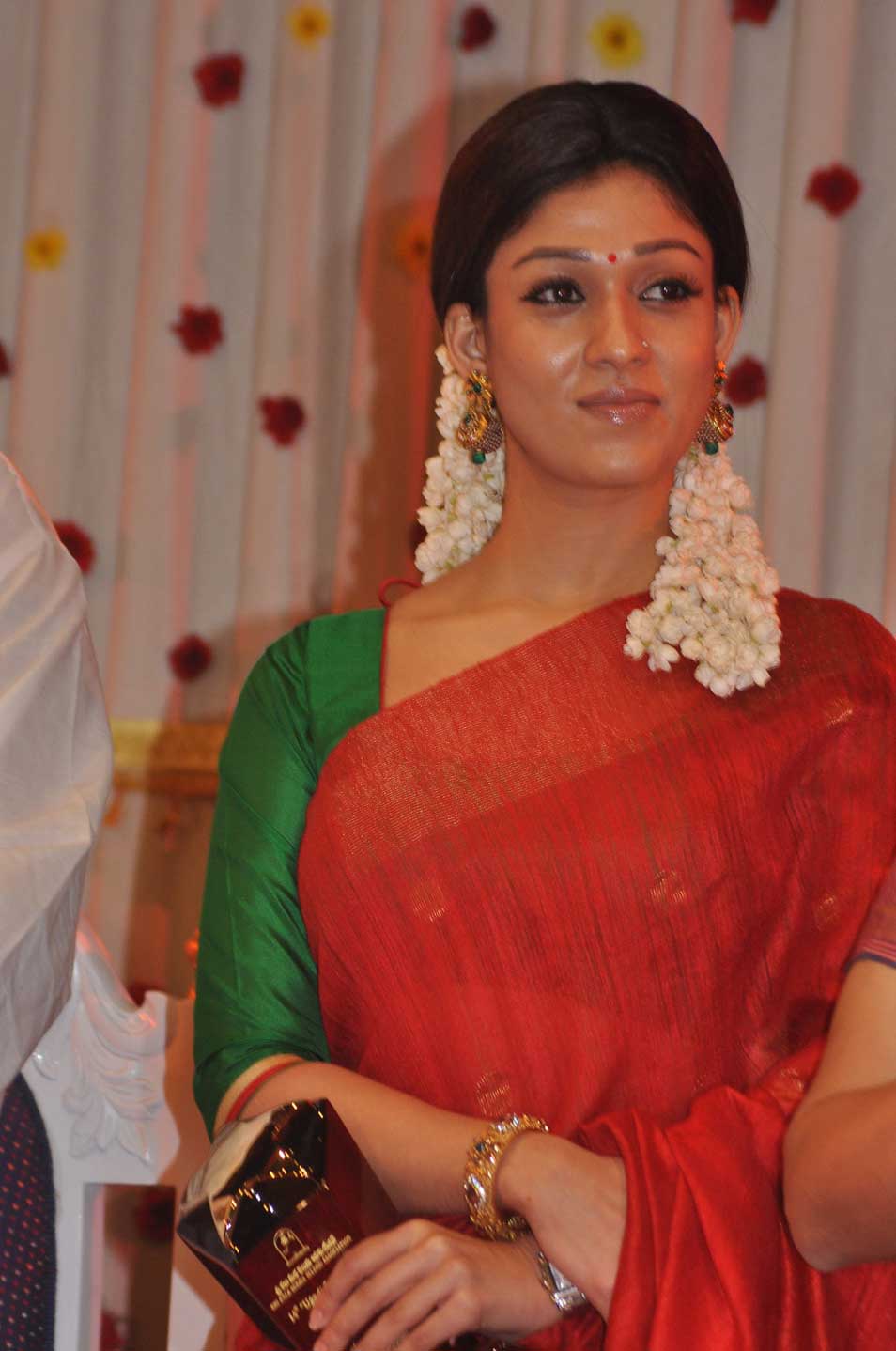Nayanthara Cute HD Saree Stills and Wallpapers - Indian Actress ...