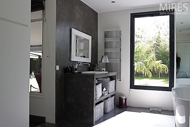 Casa si gradina: Baie cu faianta neagra