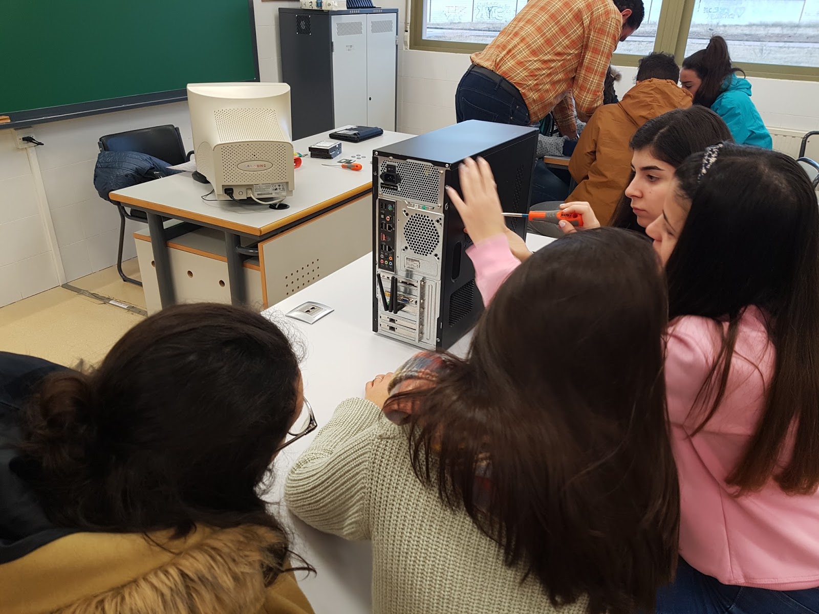 TECNOENSEÑANDO: Una Clase Interactiva con Elementos del Hardware