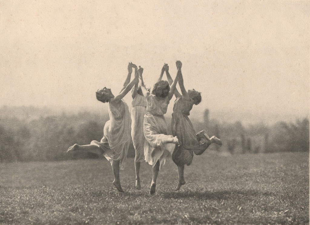 Vintage Nature Dances – Stunning Photos of Outside Performances in the ...