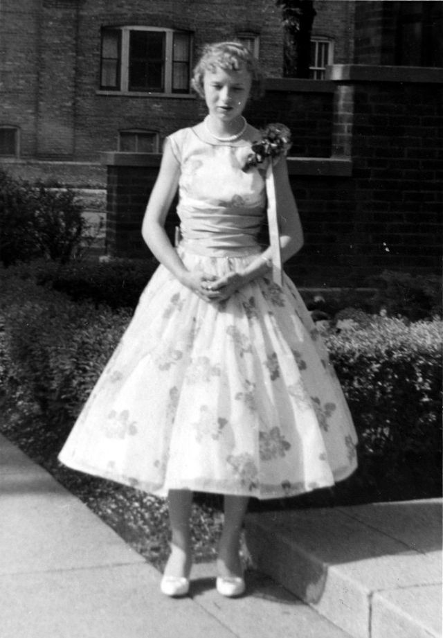 Glamorous Photos That Defined Prom Dresses Through the Years of the ...