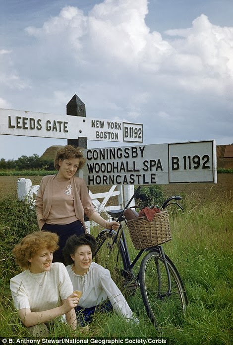 26 Enchanting Color Photographs That Show What Life Was Like in Britain ...