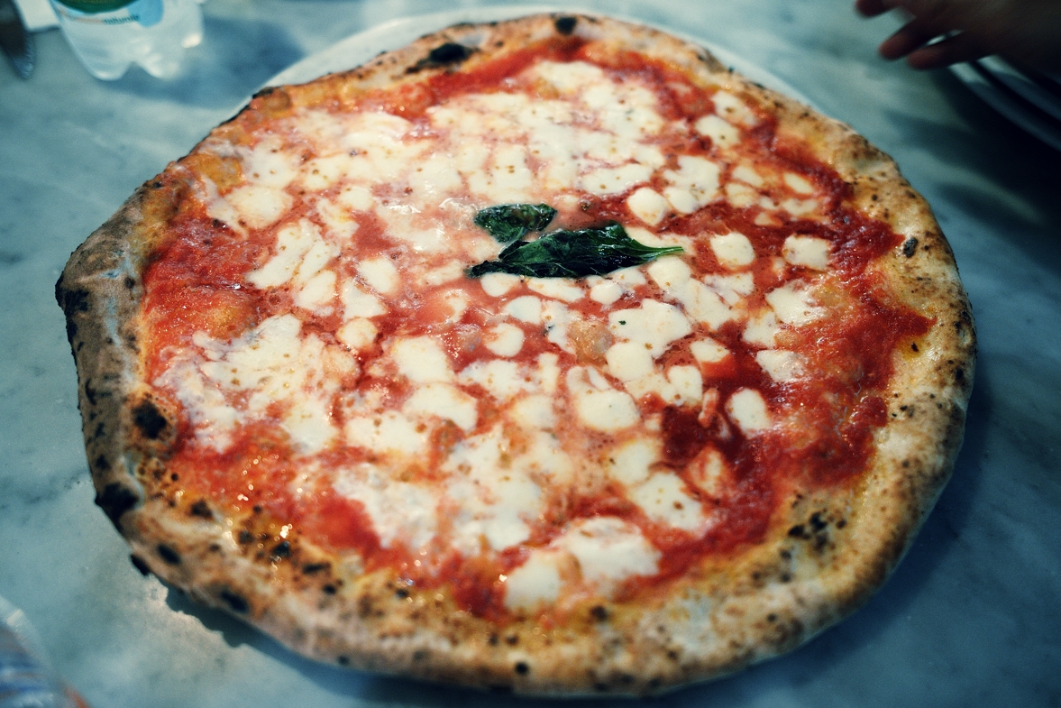 paper and plates: Gino Sorbillo