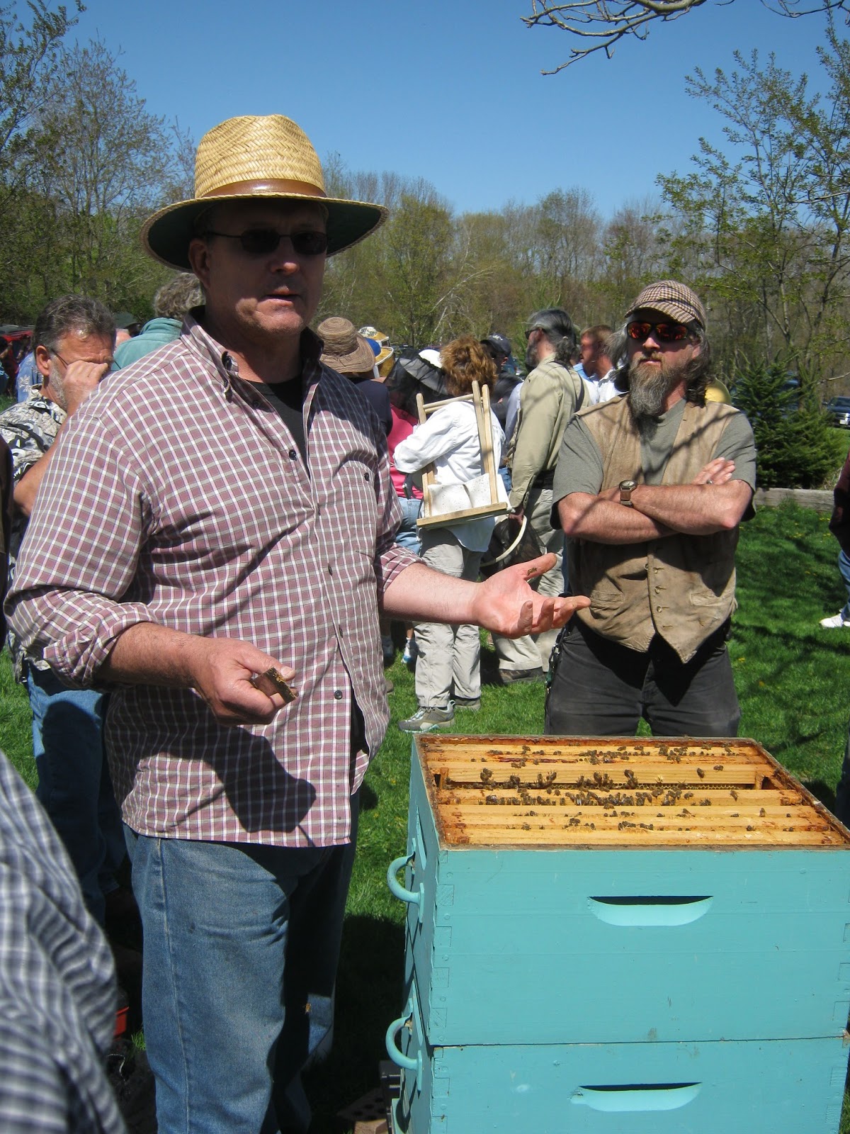 Steven's Bees: First Outdoor Bee Meeting, and a Quick Check