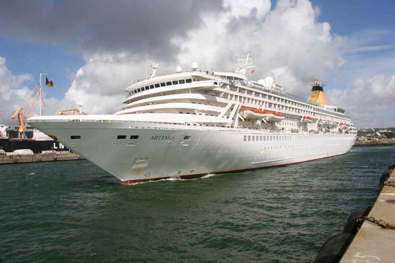 Gambar Transportasi : Kapal Pesiar MV Artemis