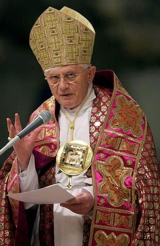 Liturgia Papal: La cruz pectoral