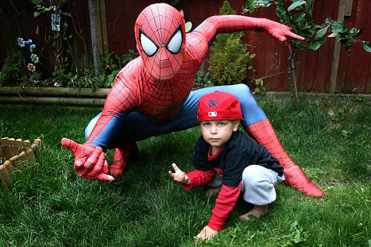¡Spider-dad! Al rescate para dar una sorpresa a su pequeño con cáncer ...