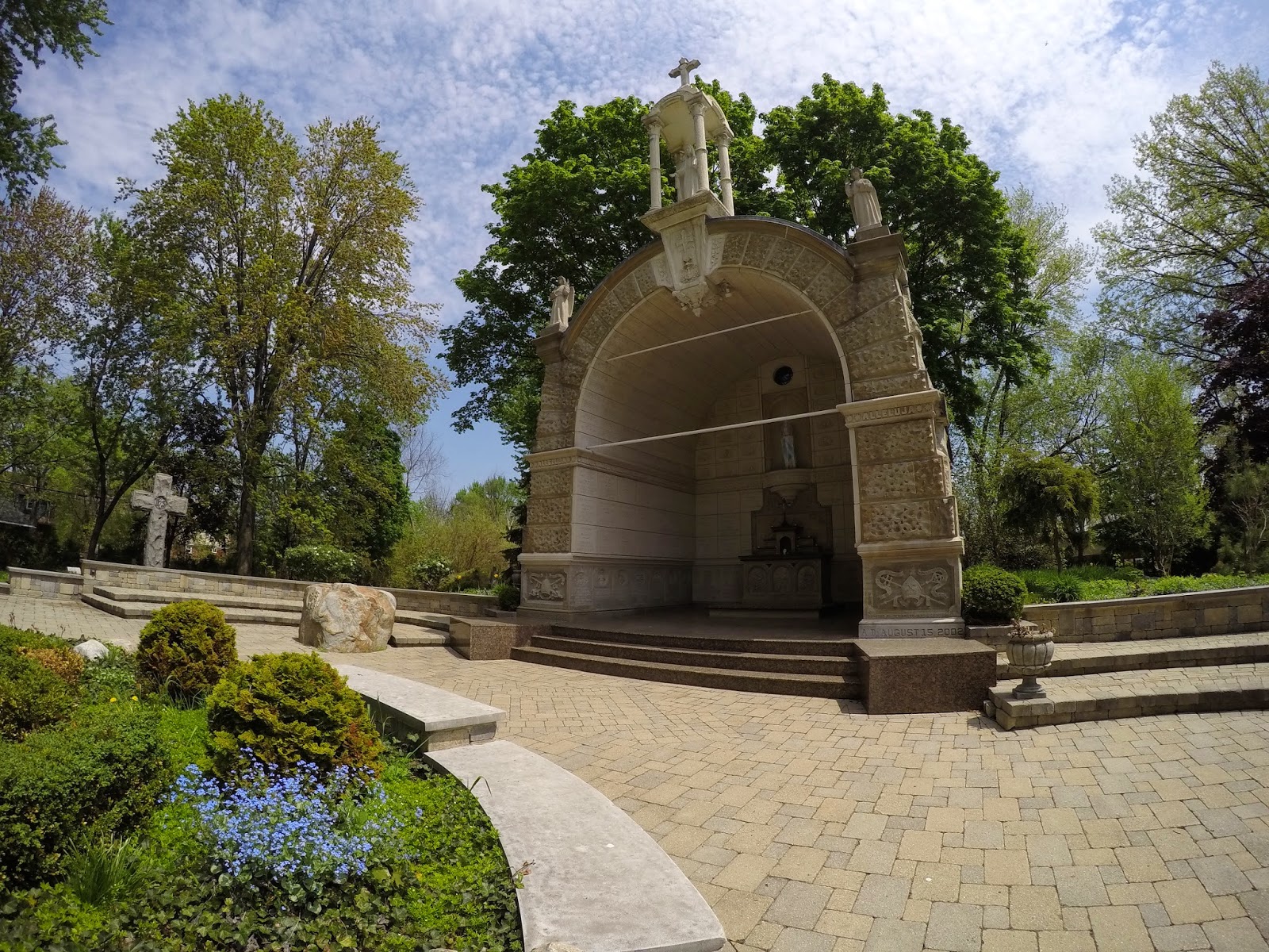 Te Deum laudamus!: Pics from last Sunday at Assumption Grotto