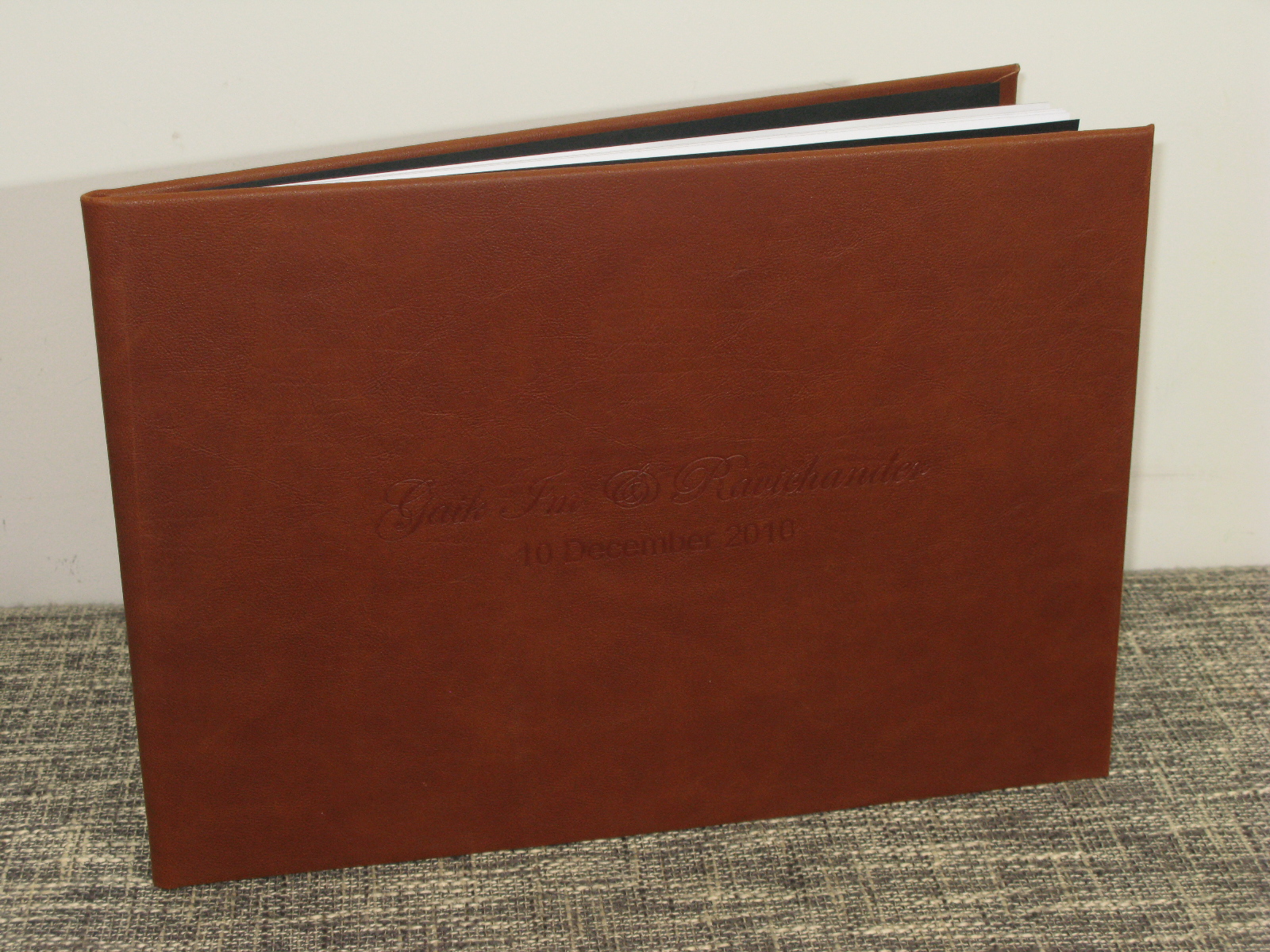 MAHKOTA BINDERY: Signature Wedding Book