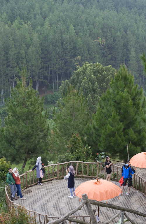 Jalan-jalan ke The Lodge Maribaya dan Bertengger di Sky Tree! | Bandung ...